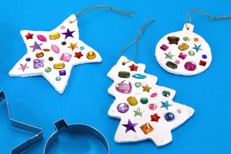 Suspensions de Noël en pâte à modeler - Activités manuelles Noël