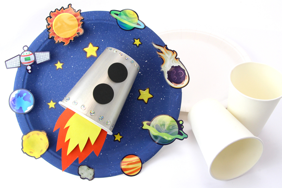 Fusée avec un gobelet et une assiette - Activités manuelles bricolages