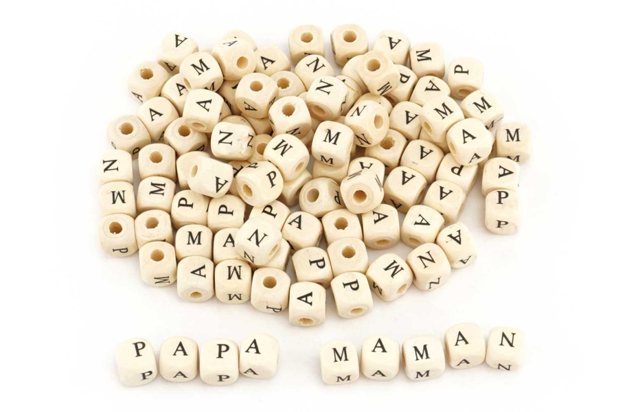 Perles en bois “PAPA” et “MAMAN” - 90 perles - Perles Alphabet